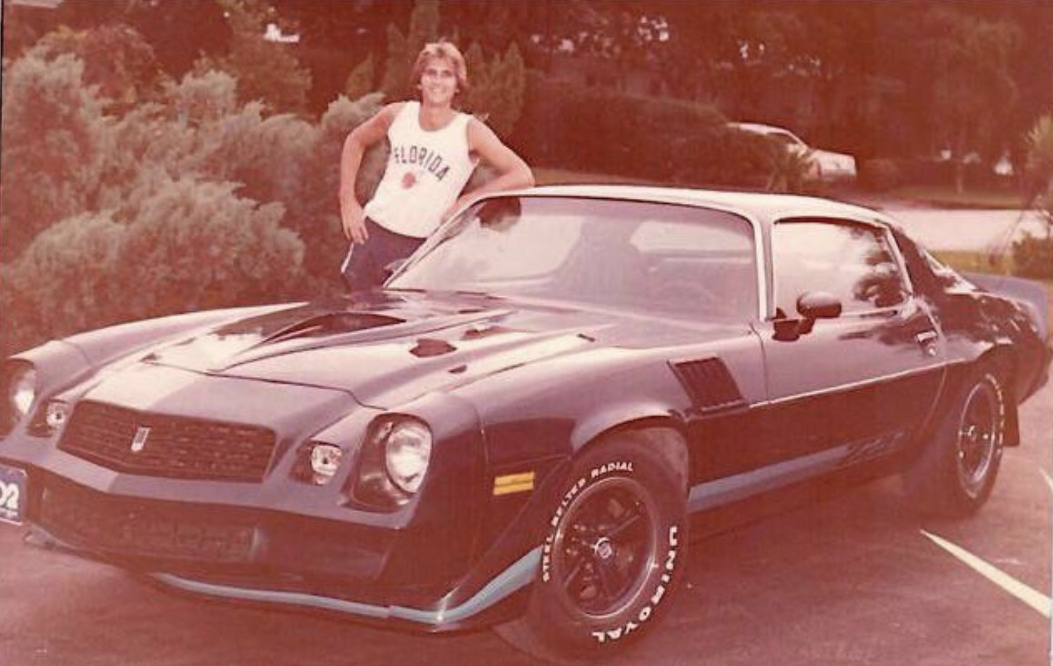 20 very 1970s photos of people chilling out with muscle cars