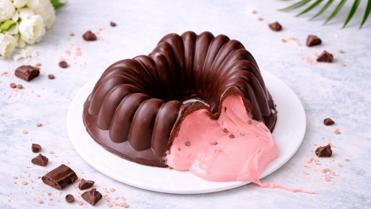 How to make chocolate shell strawberry cream dessert