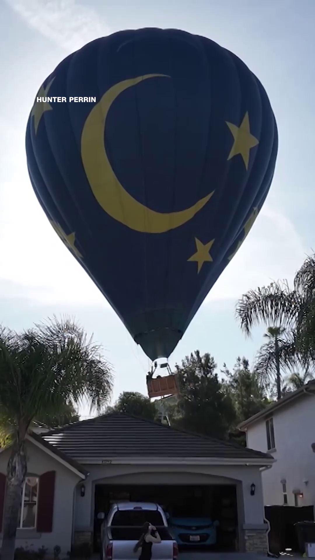 Hot air balloon makes emergency landing in California backyard
