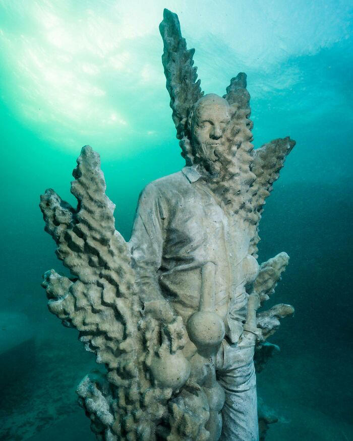 35 underwater sculptures that turn the ocean floor into an art gallery