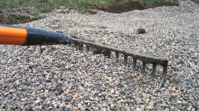 Neither vinegar nor herbicides: The simple way to prevent weeds in gravel