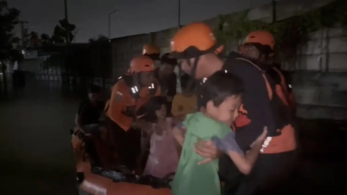 Hujan deras semalaman, Rumbai Timur kebanjiran, 6 warga dievakuasi