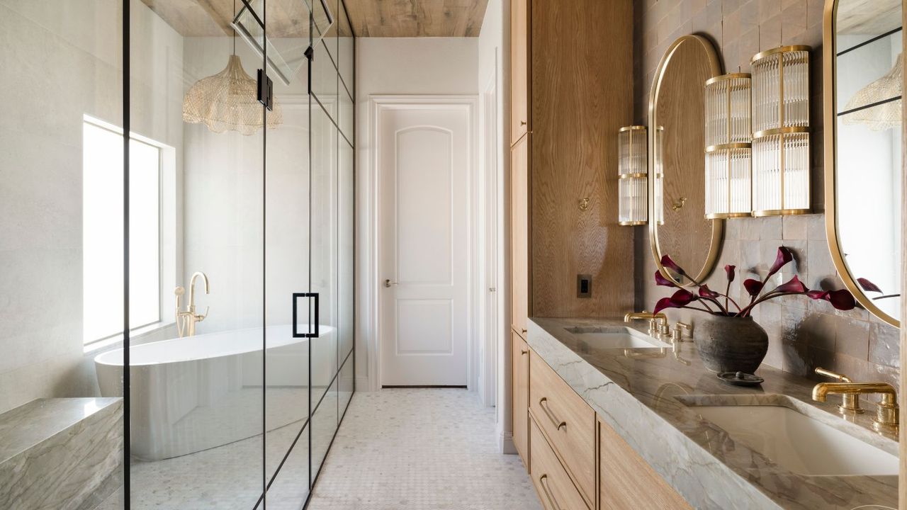This unexpected yet totally practical bathroom layout is winning over ...