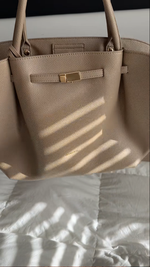So beautiful elegant handbag perfect for everyday style and travel
