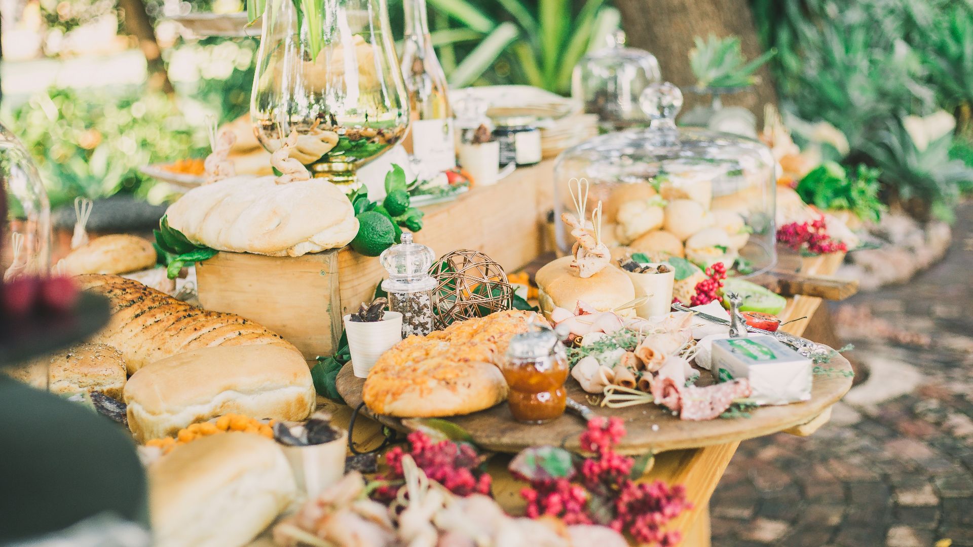 10 foods wedding guests never want to see served & 10 they all love