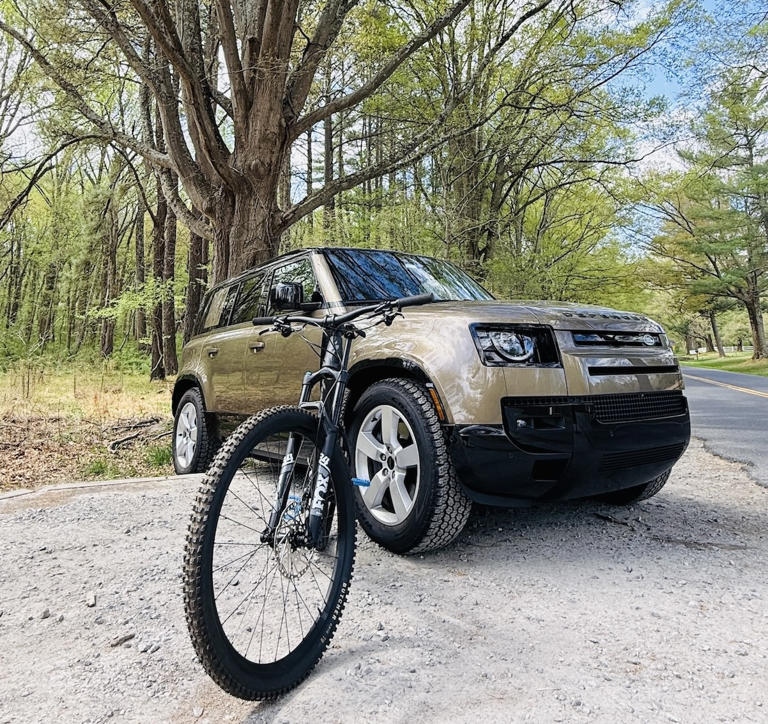 2026 Defender 110 X-Dynamic SE: Rugged SUV resilience