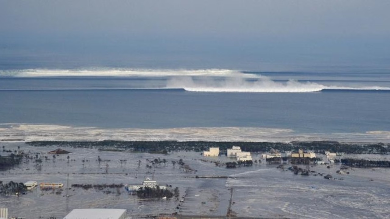Tsunami hits Japan after 7.7 magnitude earthquake. What powers the ...