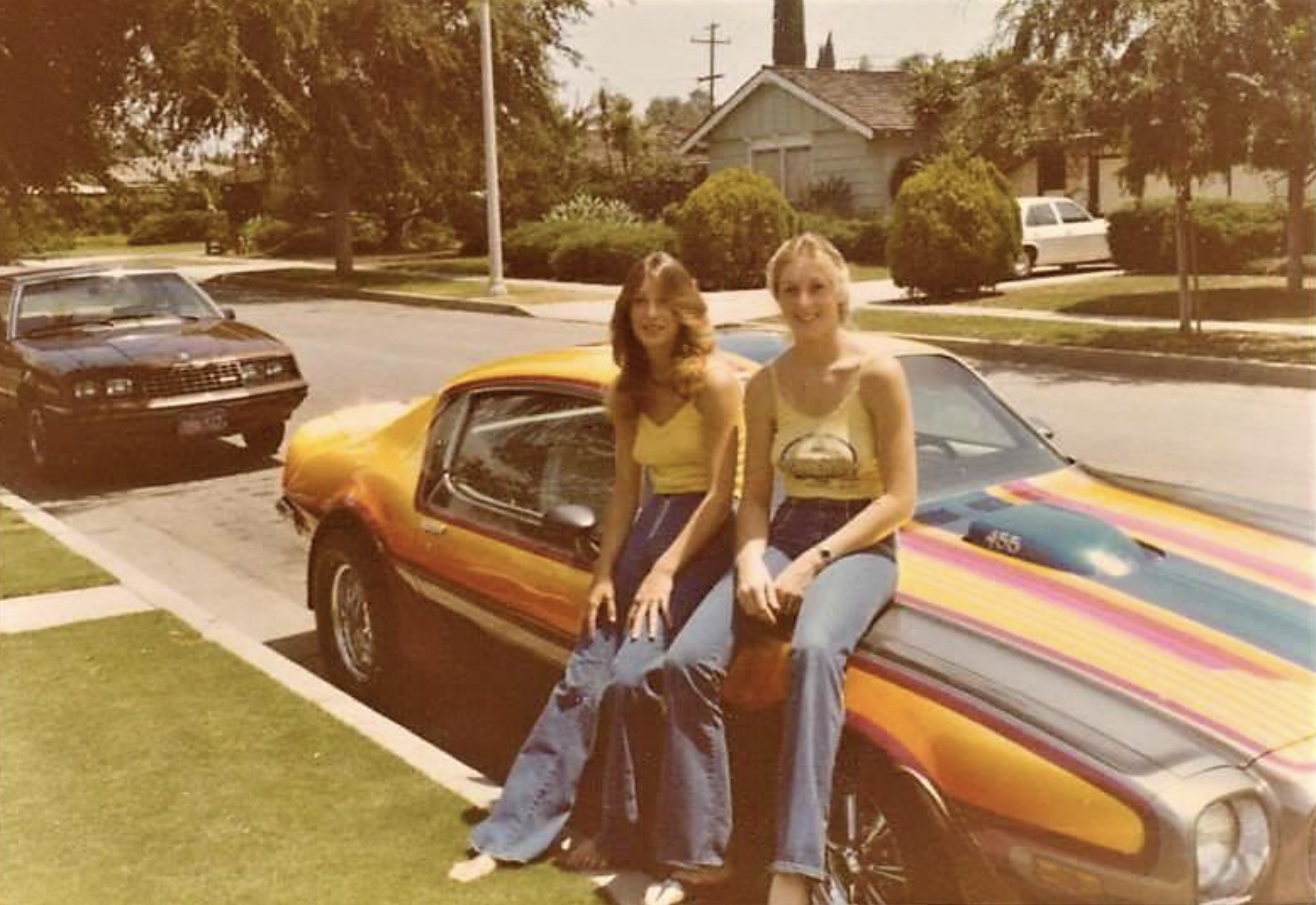 20 very 1970s photos of people chilling out with muscle cars