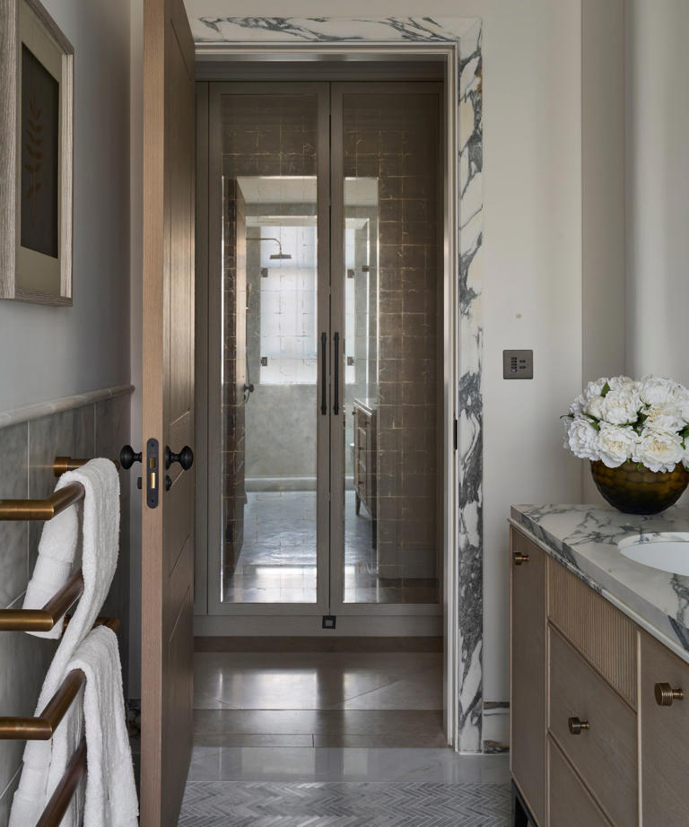 This unexpected yet totally practical bathroom layout is winning over ...