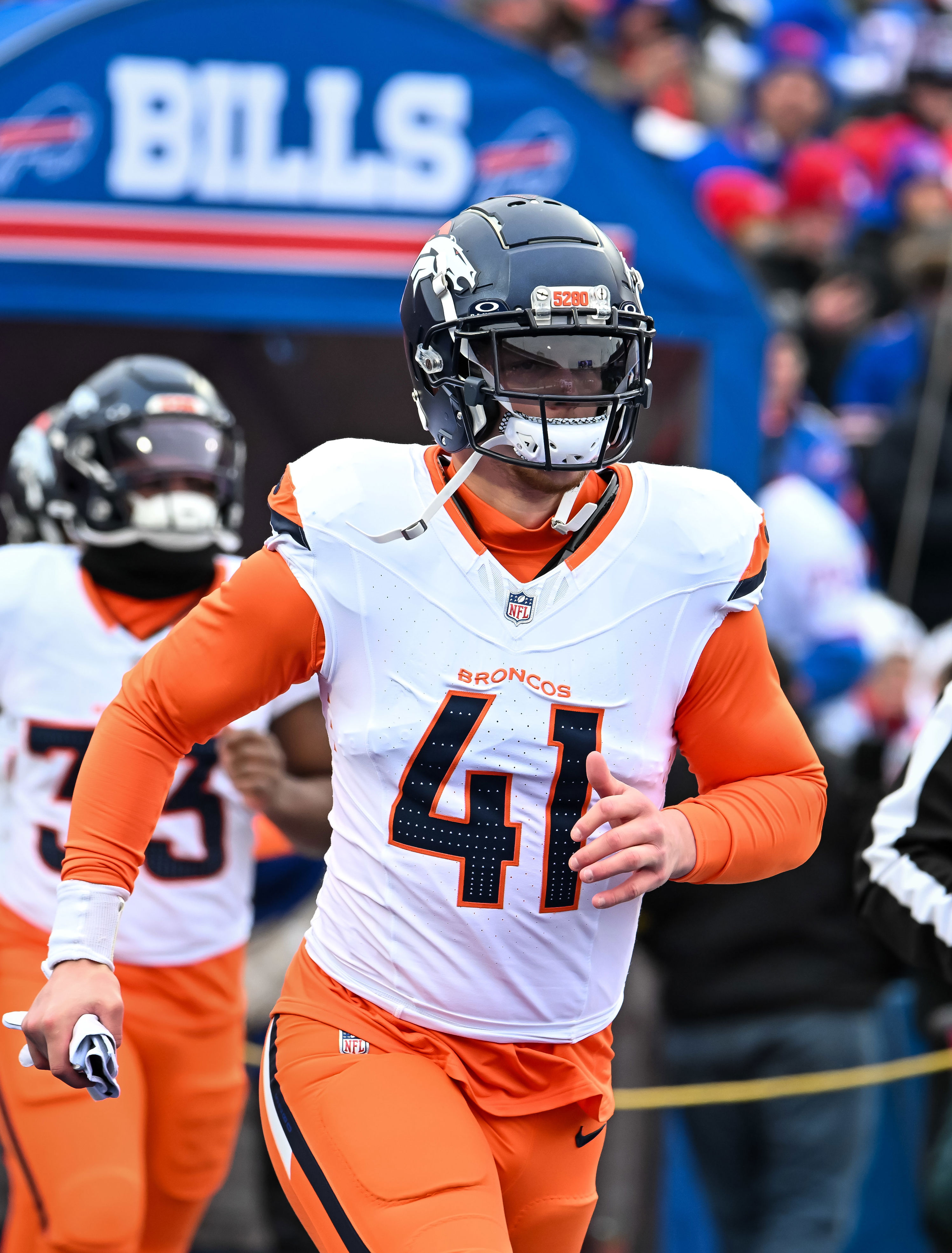 Drew Sanders is changing positions again and going from LB to edge rusher