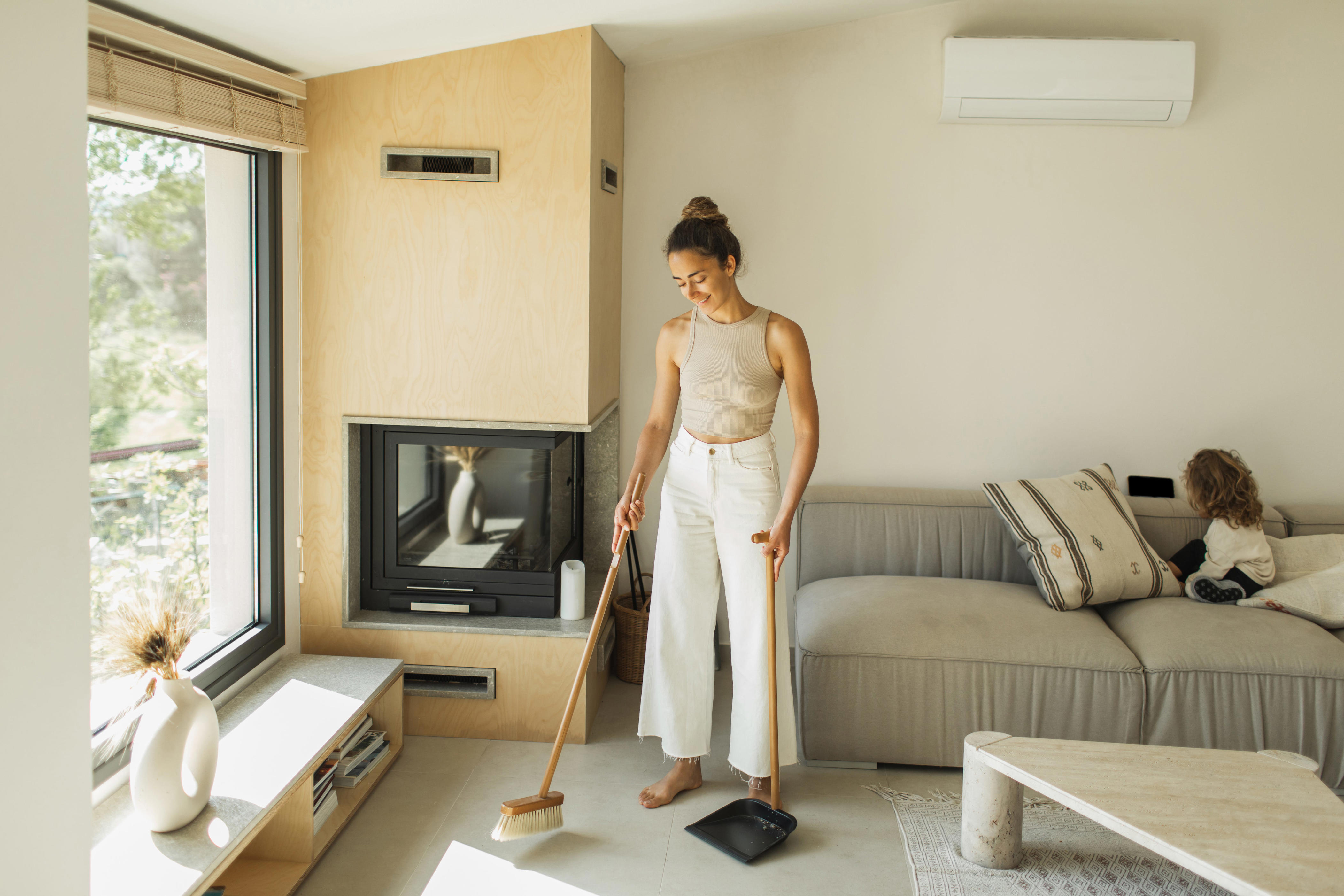 8 things cleaning professionals always toss before guests arrive