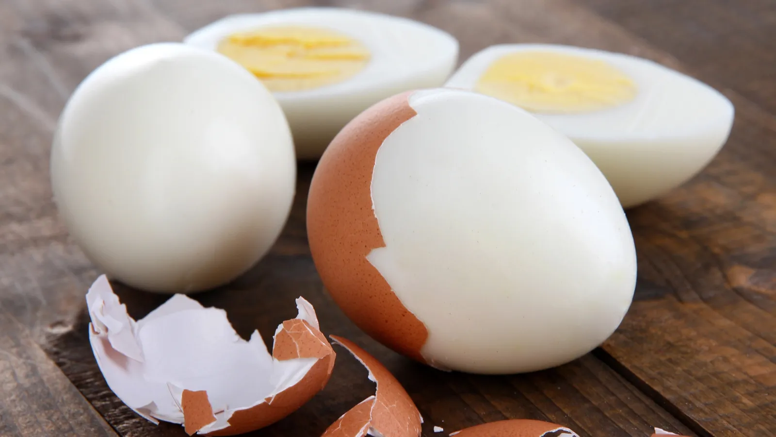 Still finding boiled eggs hard to peel? Here is a kitchen trick worth ...