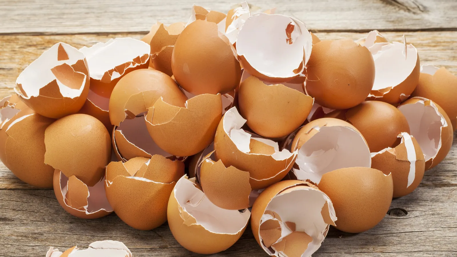 Still finding boiled eggs hard to peel? Here is a kitchen trick worth ...