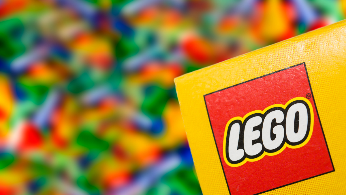 LEGO : un fan achète un Faucon Millenium et découvre 2000 pièces ...