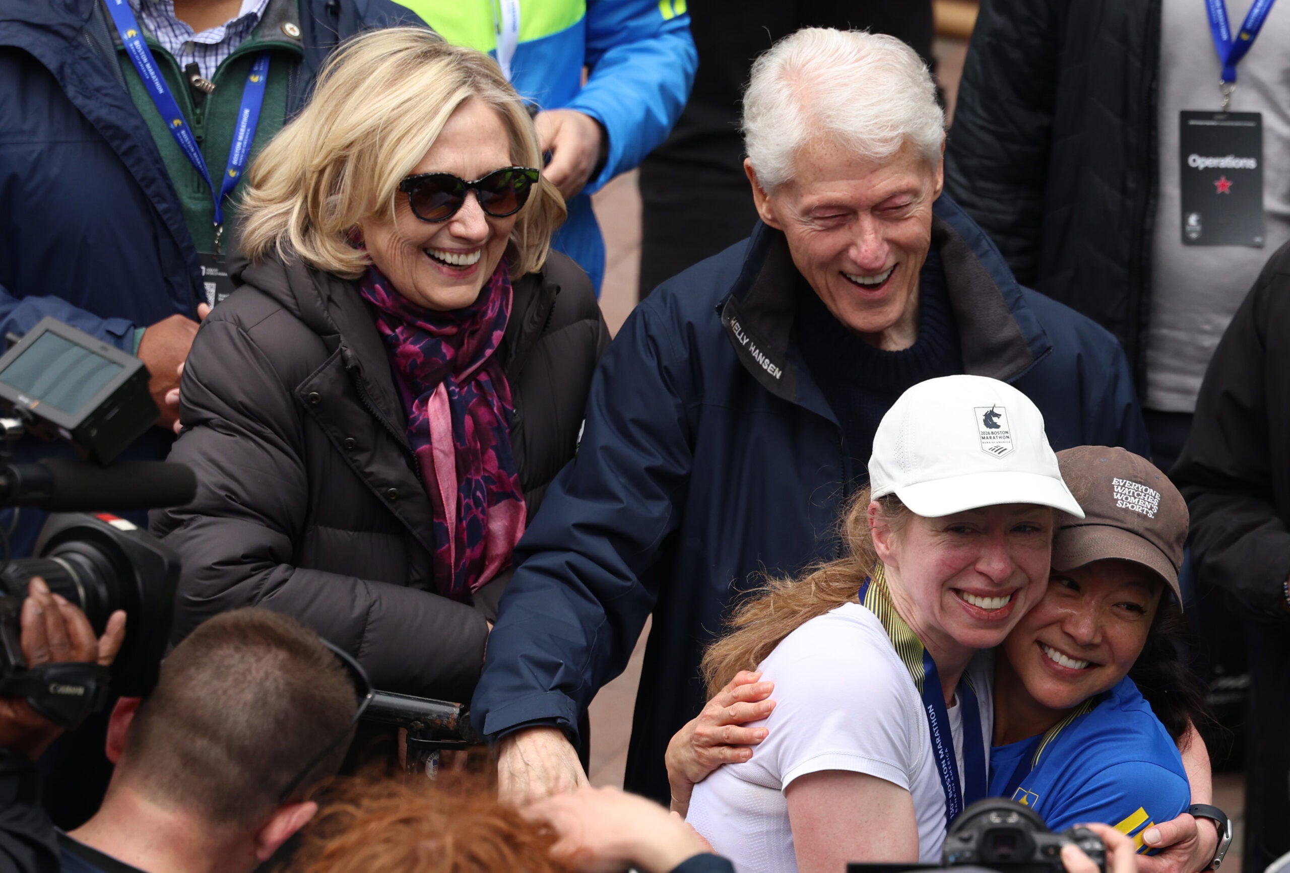 Hillary and Bill Clinton cheer on daughter Chelsea at the marathon ...