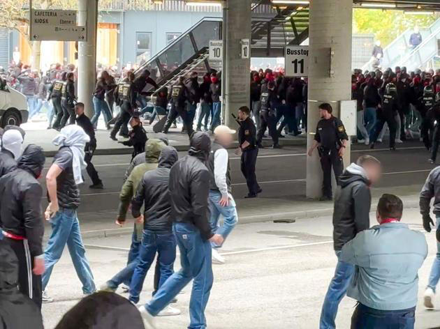 Gekommen, um zu prügeln: Stuttgart-Fans zetteln Schlägerei vor Bayern ...