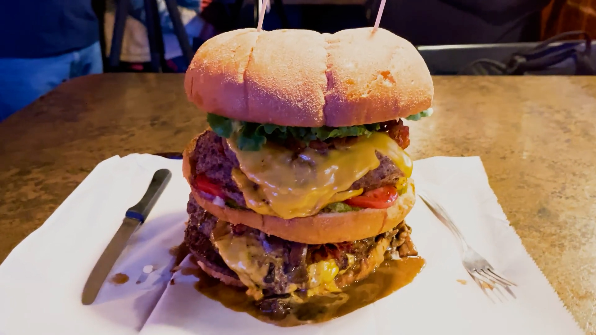 Man attempts 6lb bacon cheeseburger challenge only two people have ...