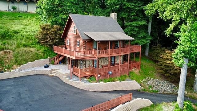 Explore this 2005 mountain log cabin in Fancy Gap, Virginia, offering ...