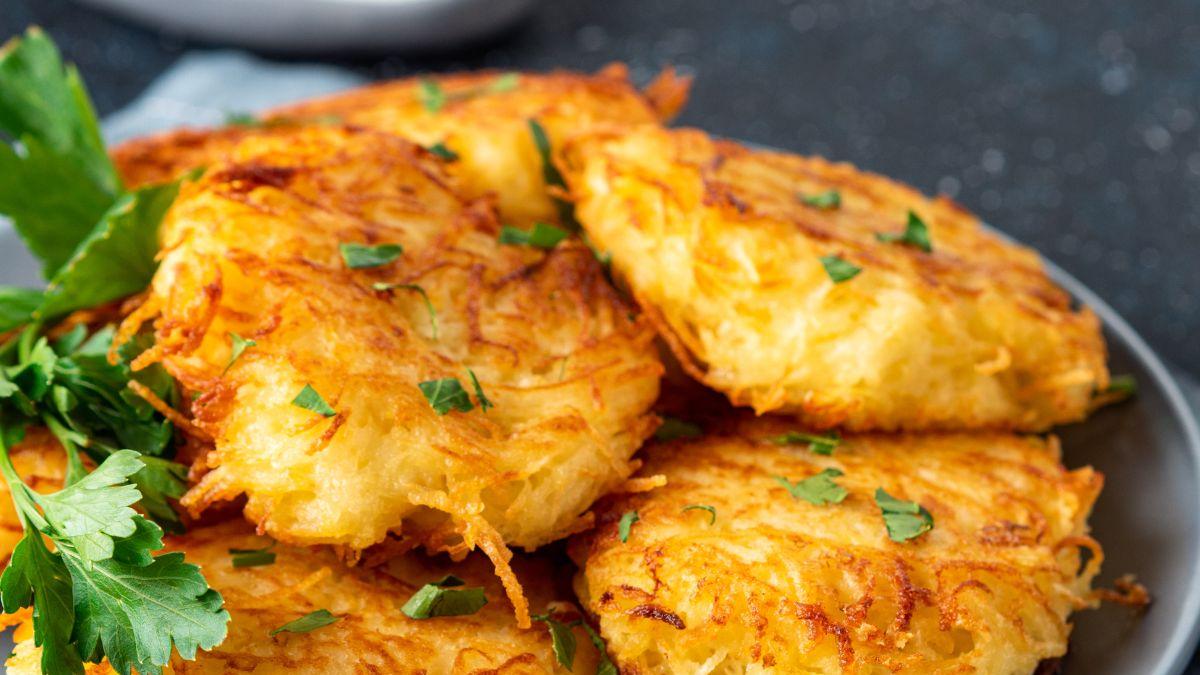 Sencillas tortitas de papa rallada con queso manchego, que no se desbaratan