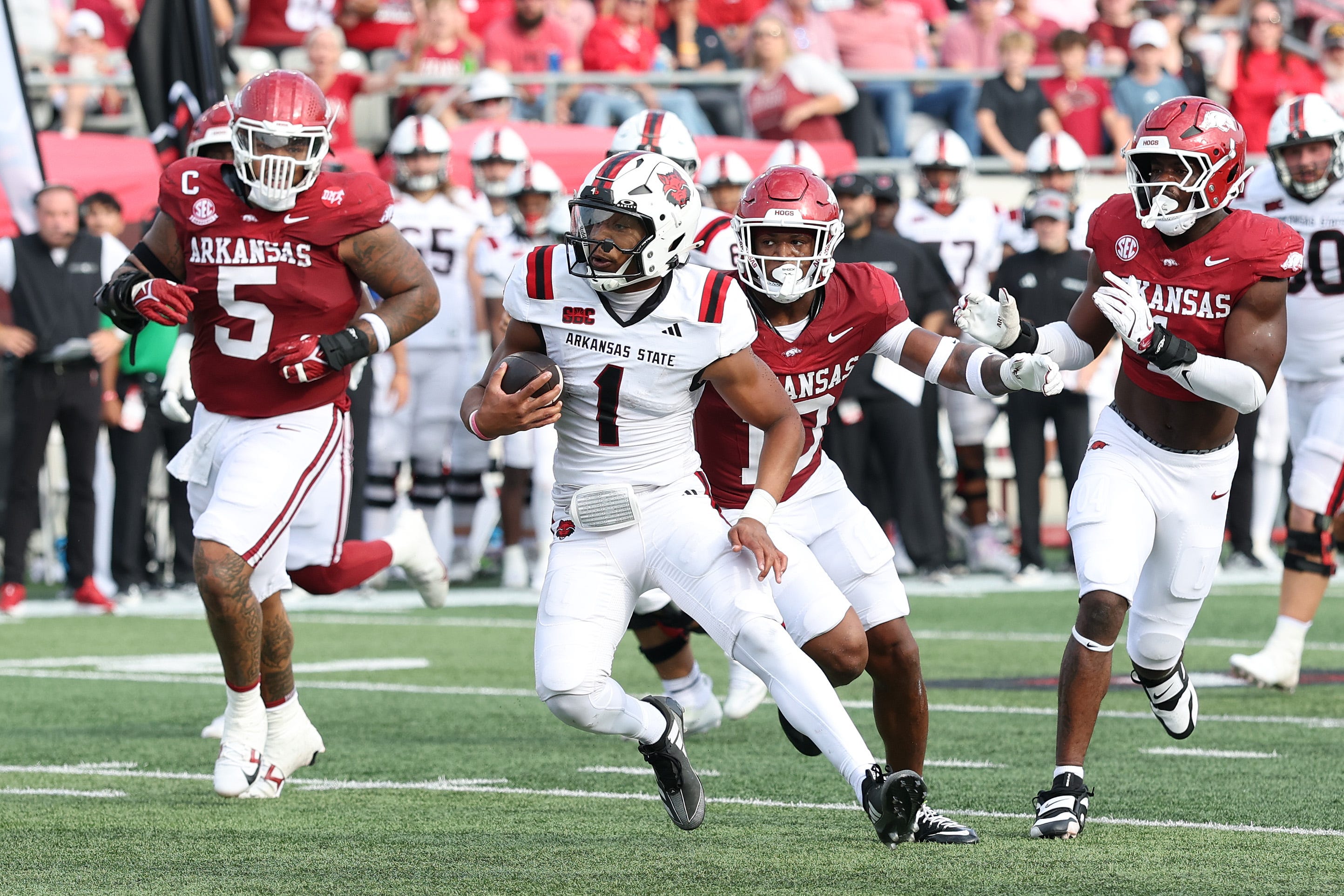 A look at Iowa State football quarterbacks Jaylen Raynor, Zane Flores