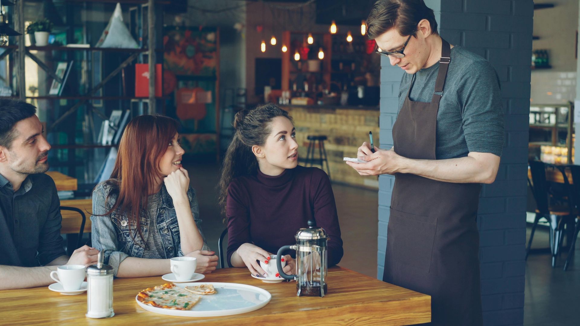 10 restaurant orders that instantly annoy the server & 10 they secretly ...