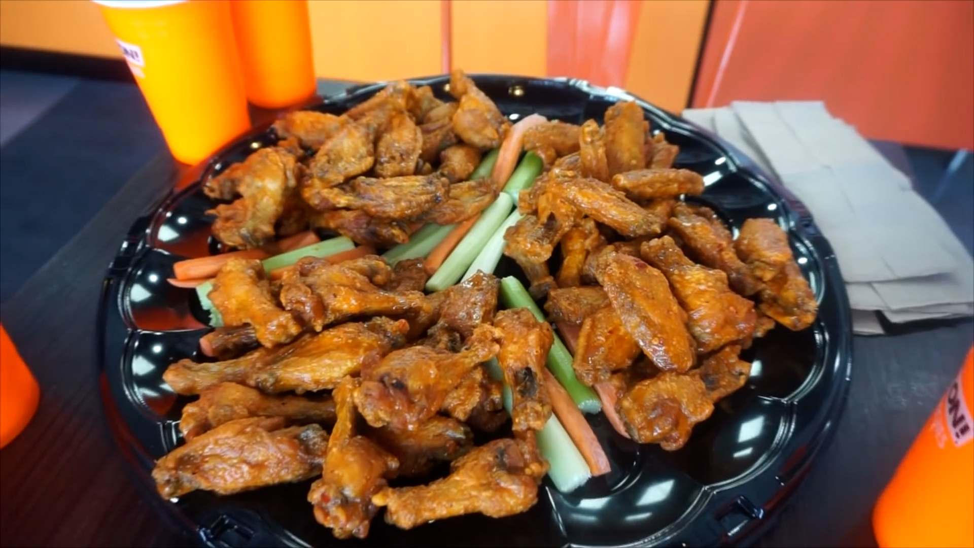 Man attempts ghost pepper wing challenge with 8-minute limit to beat record