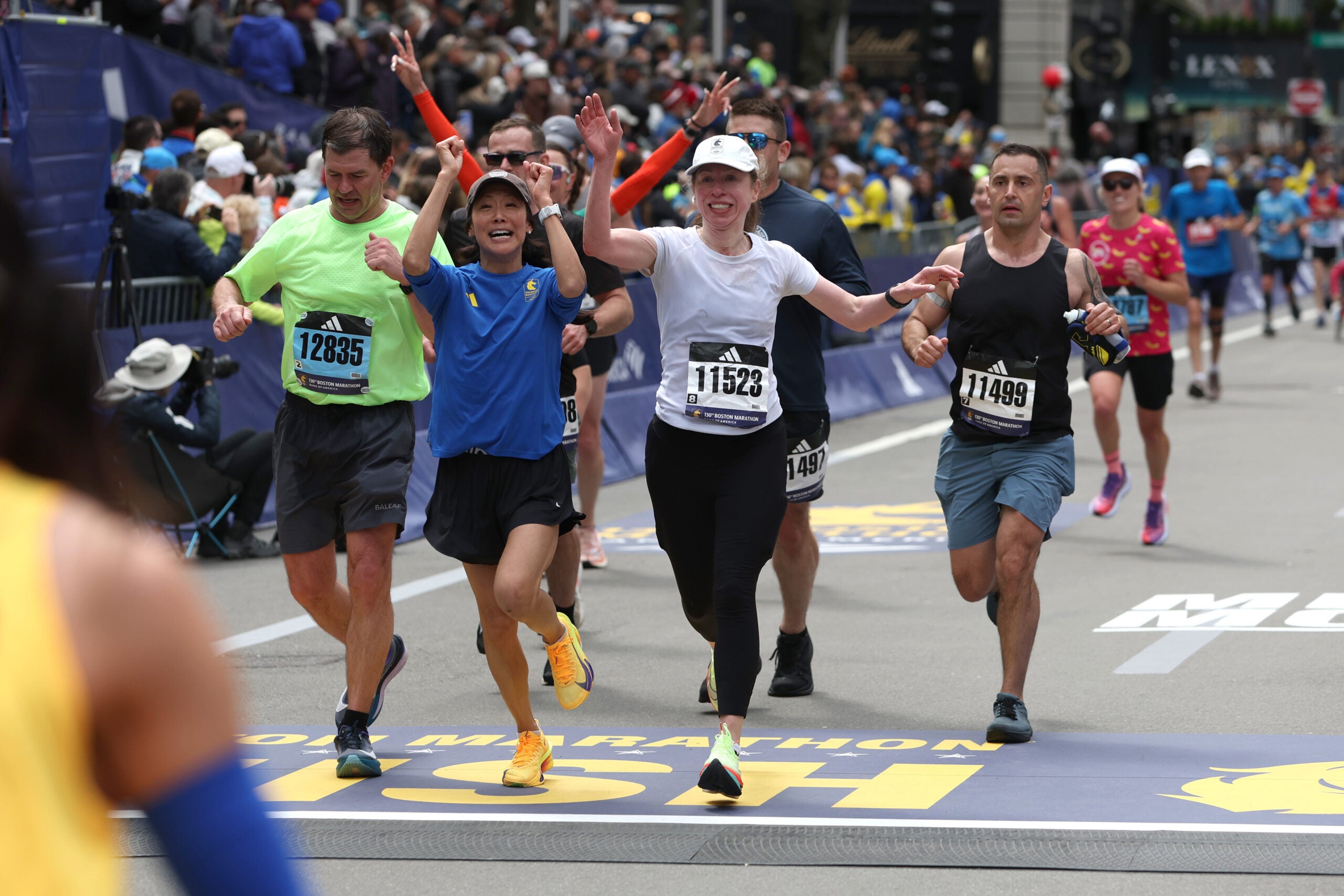 Hillary and Bill Clinton cheer on daughter Chelsea at the marathon ...