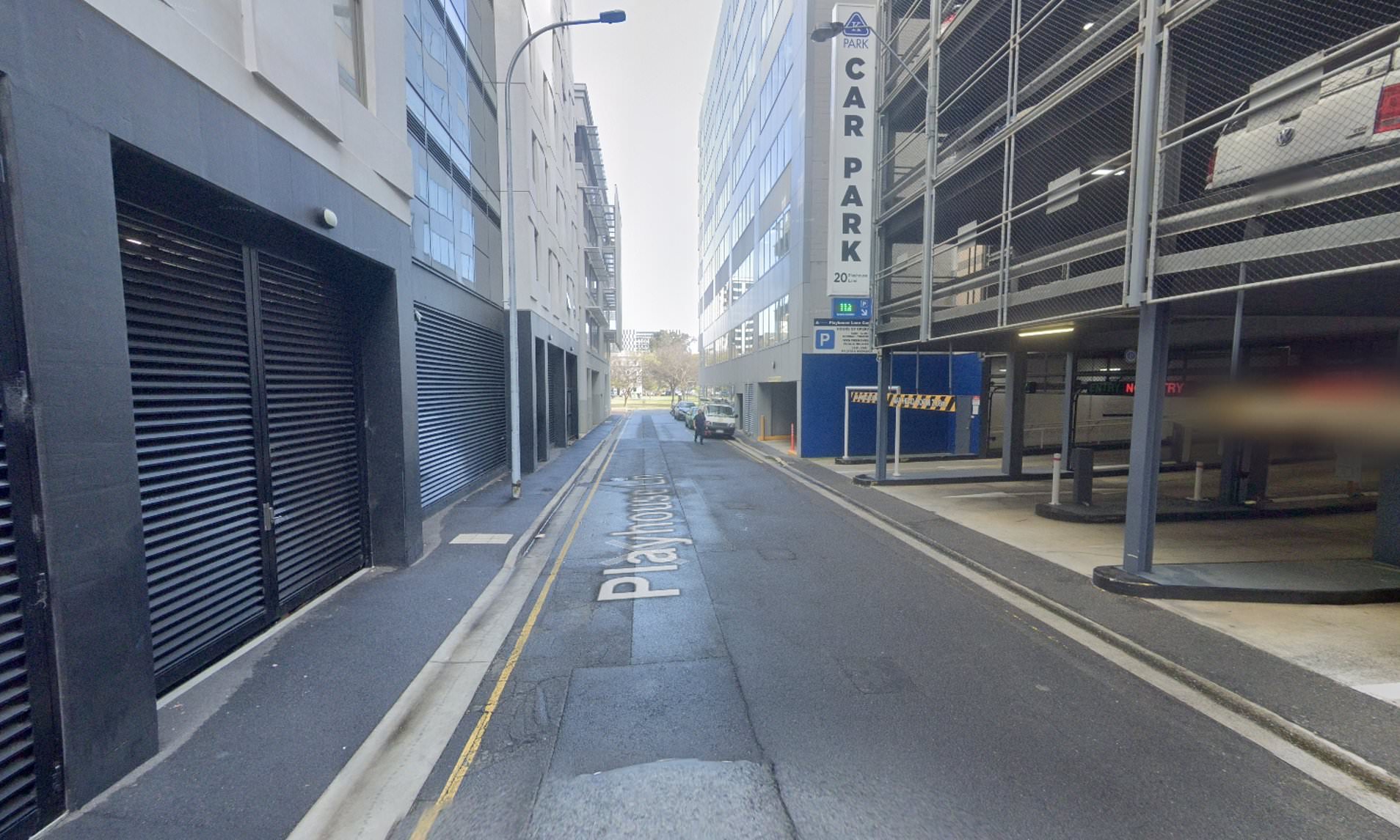 Cops swarm alleyway as man shouts demands at police during rush hour chaos