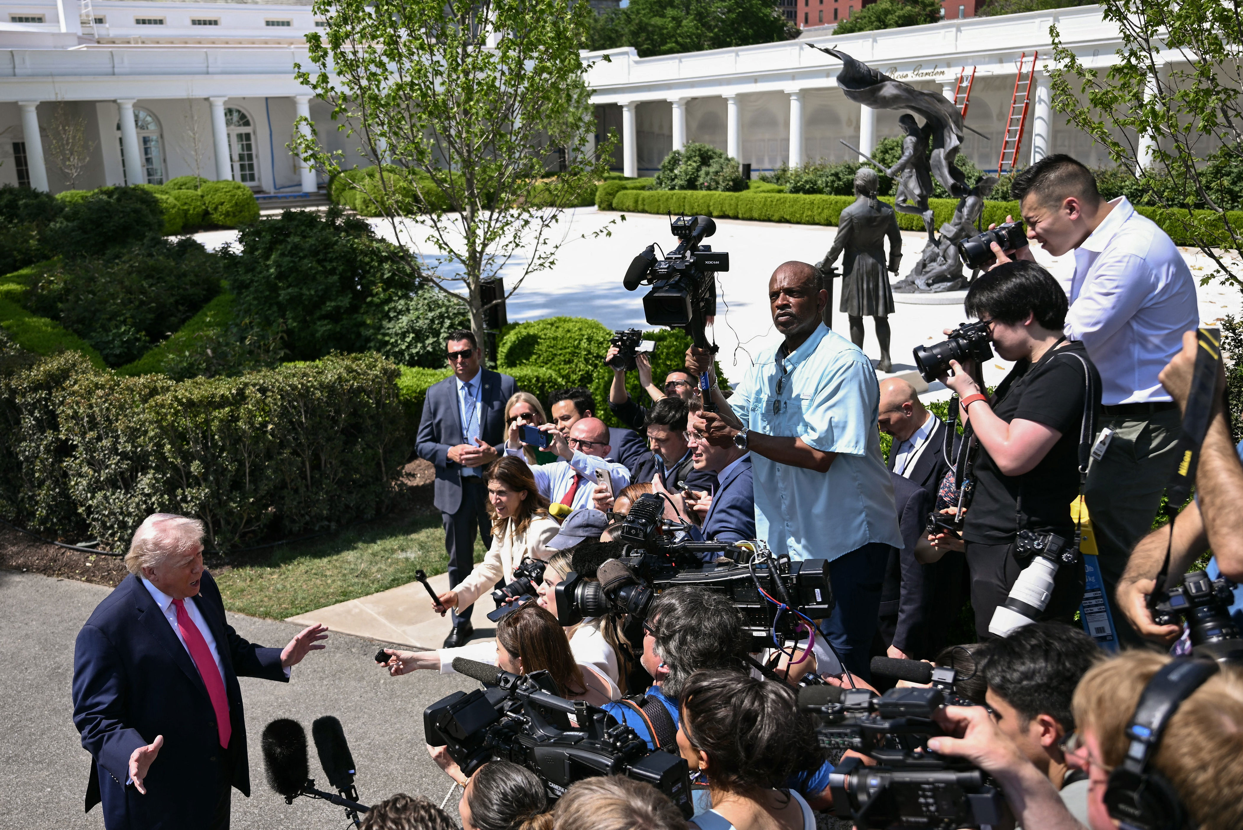 Journalists urge White House reporters to confront Trump at dinner