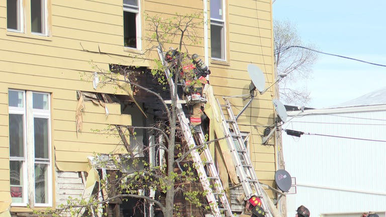 Rockford fire: Apartment kitchen goes up in flames while man takes his ...