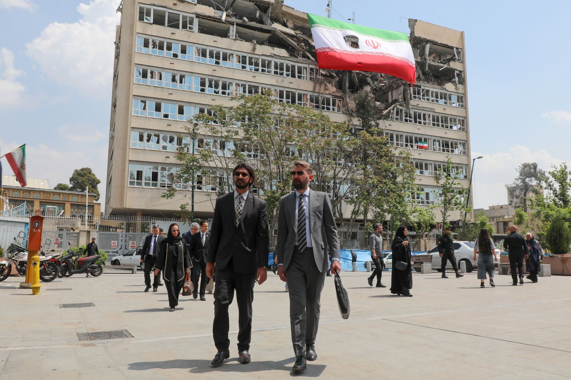 US-Iran talks in holding pattern as ceasefire deadline nears