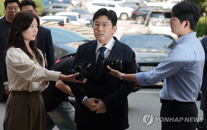 (Lead) Police seek arrest warrant for Hybe chairman over alleged unfair ...