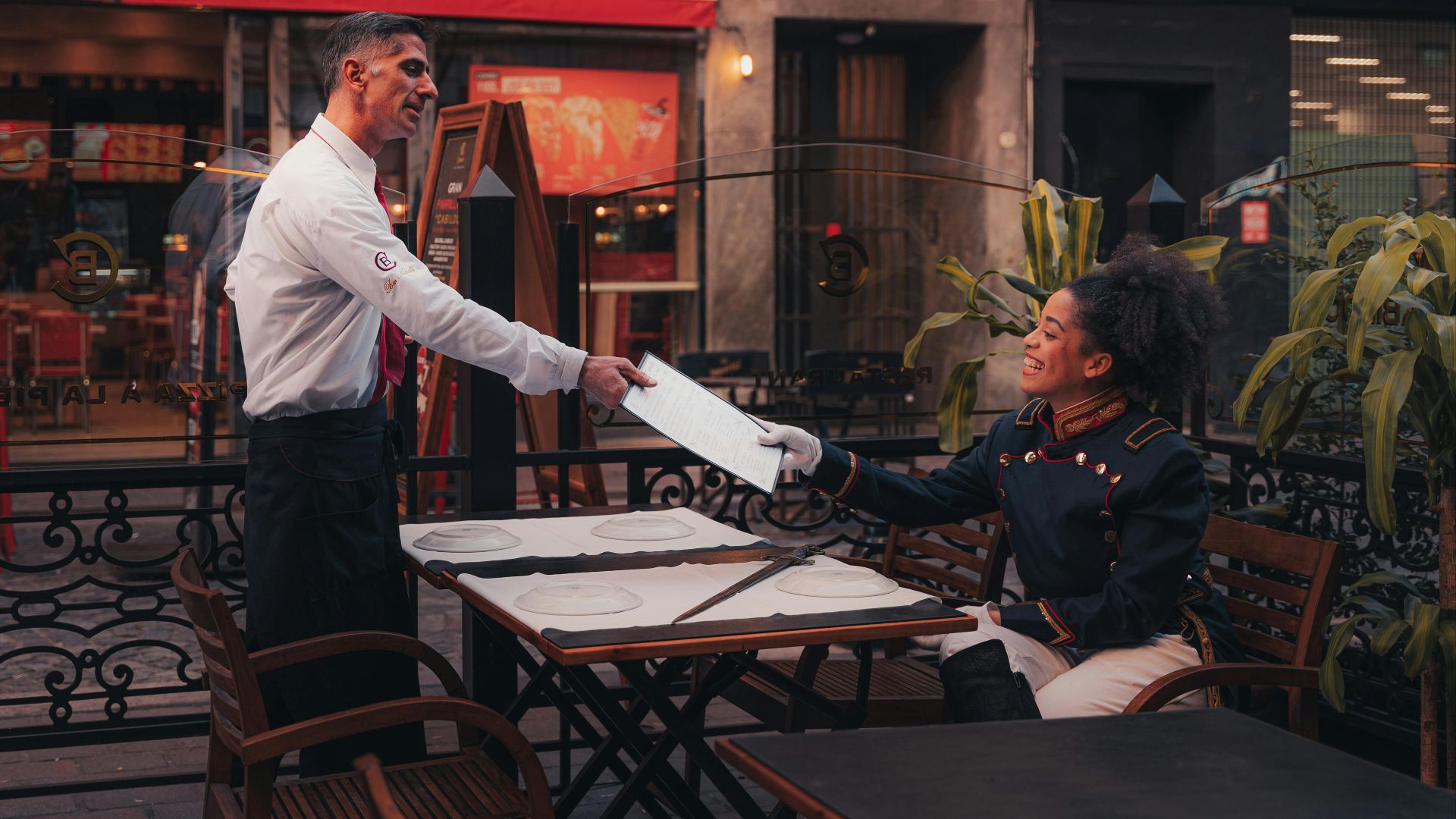 10 restaurant orders that instantly annoy the server & 10 they secretly ...