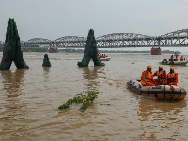Imparable inundación en la India deja más de 100 desaparecidos | VIDEO