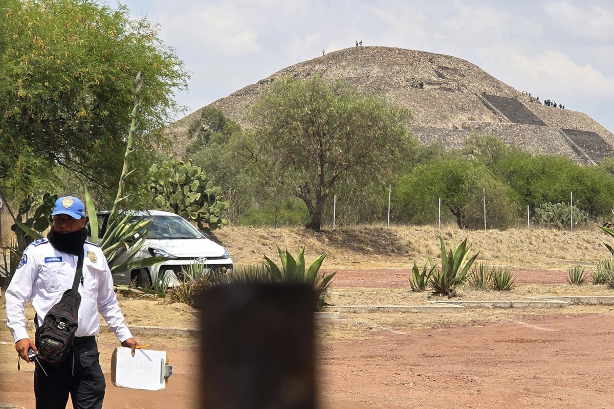 Gunman kills Canadian at Mexico's pyramids; 6 Americans wounded