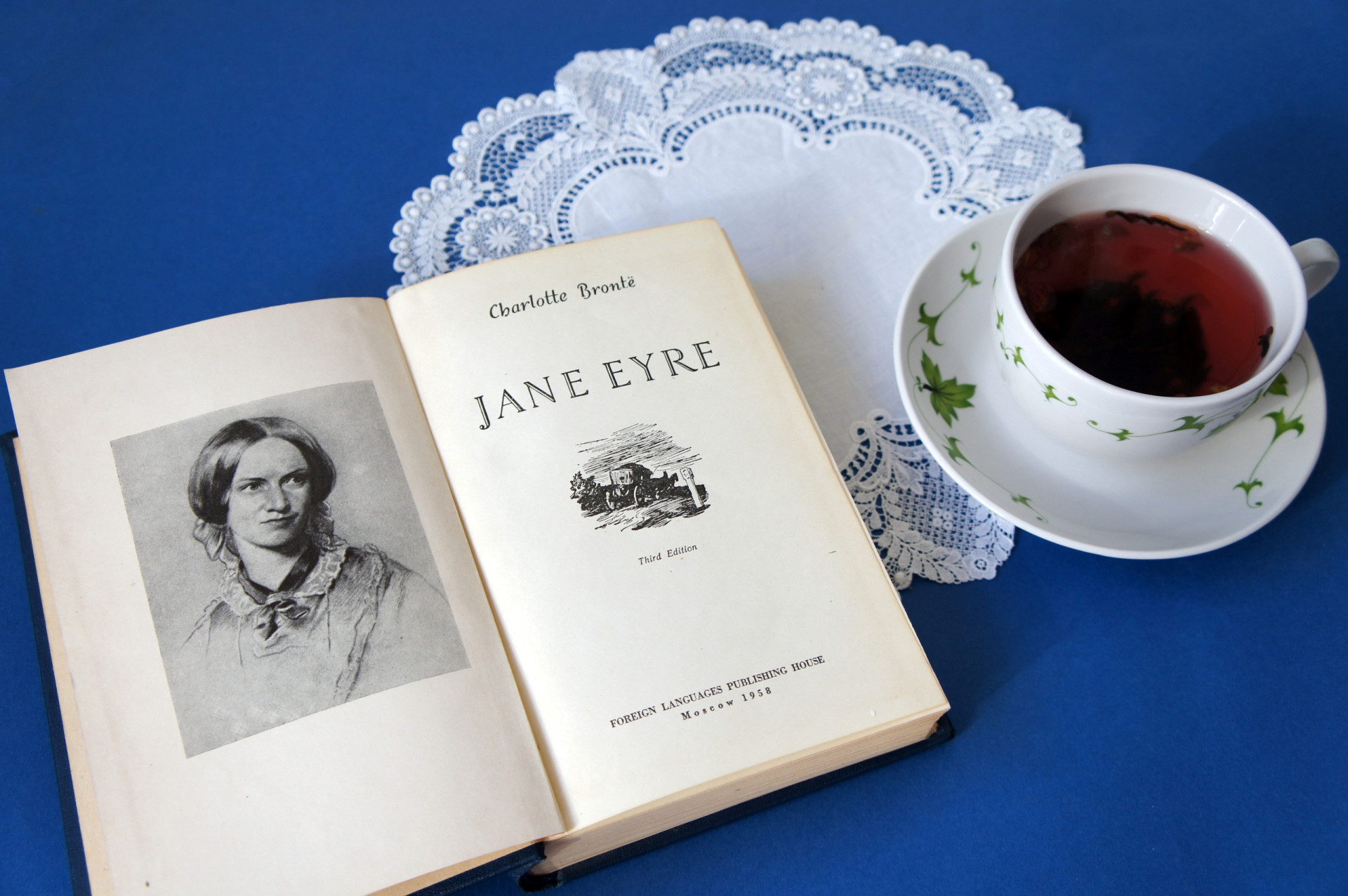 Who are the siblings described as literary geniuses?