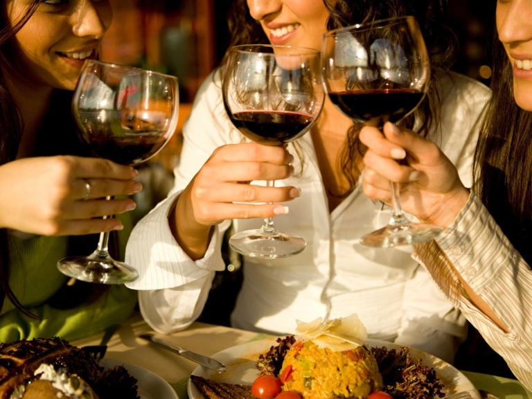 El brindis: origen, curiosidades y cómo se celebra en distintas culturas