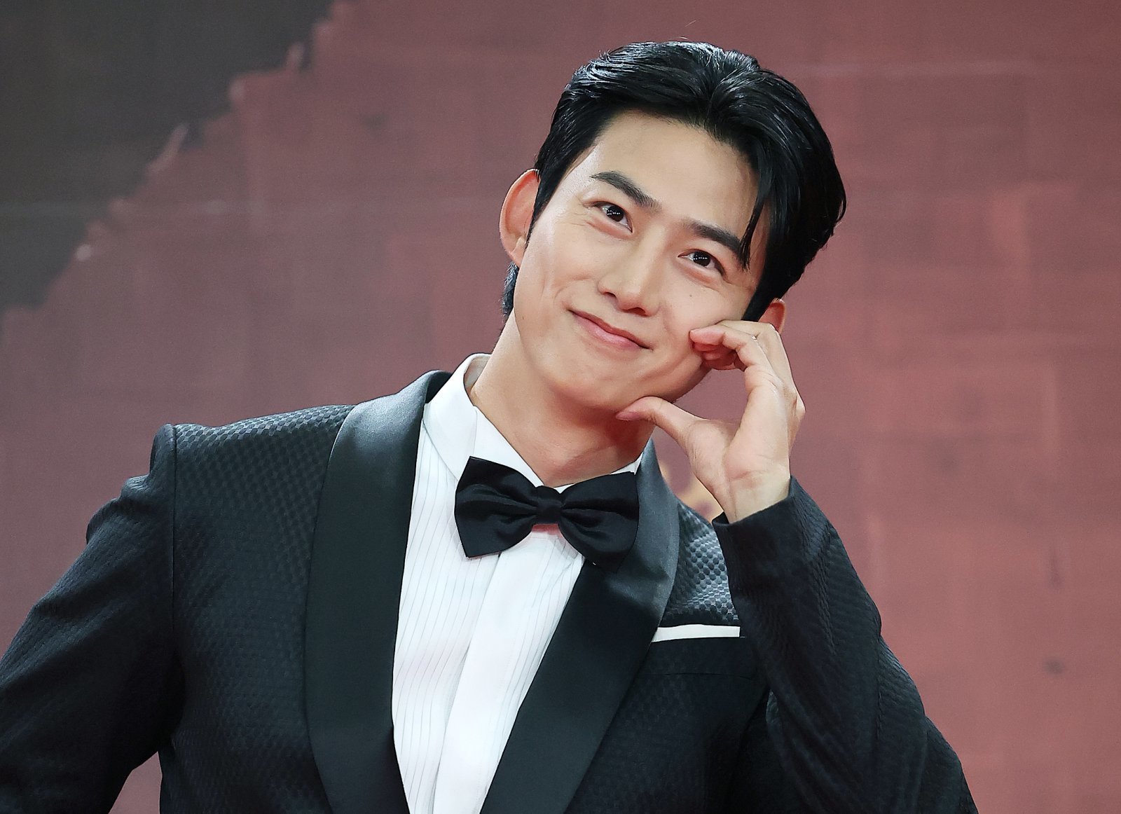 Ok Taecyeon sends out wedding invitations, witty 2PM song reference ...