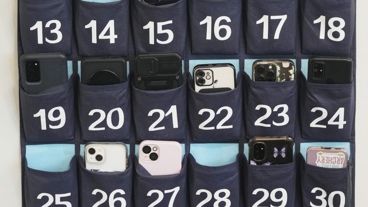 Την δια νόμου απαγόρευση των smartphones στα σχολεία σχεδιάζει η ...