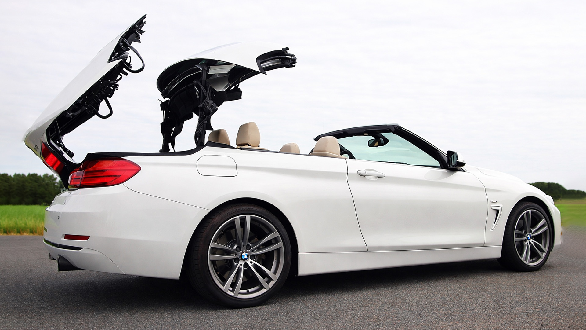 The BMW 435i cabrio roof opens in only 90 seconds