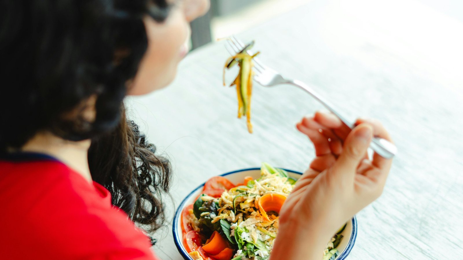 The best time to eat dinner for better metabolism and sleep