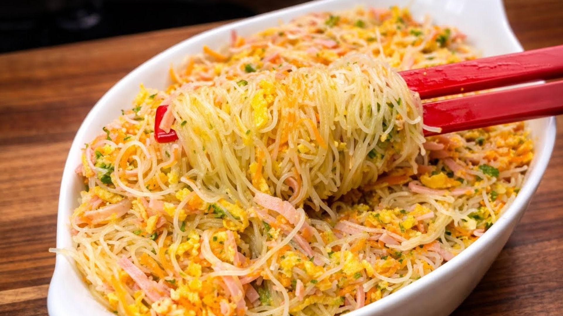 Como preparar uma salada de macarrão de arroz deliciosa e refrescante