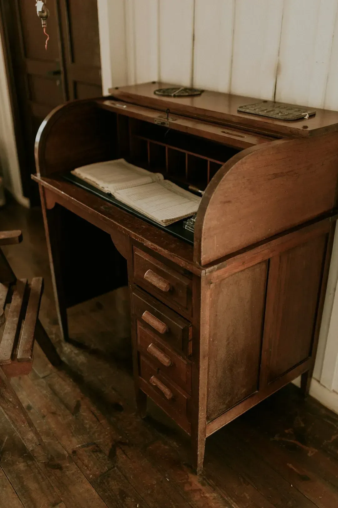 10 furniture pieces antique dealers wish you wouldn't throw out