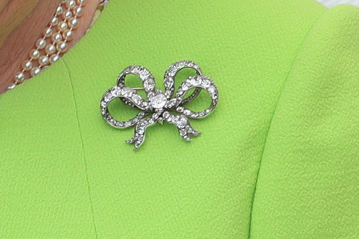 The brooch Elizabeth wore to Diana's funeral carried deeper meaning