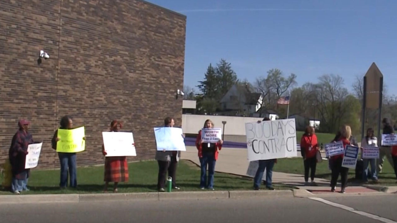 Pontiac teachers picket on contract issues; teen arrested after pickup ...