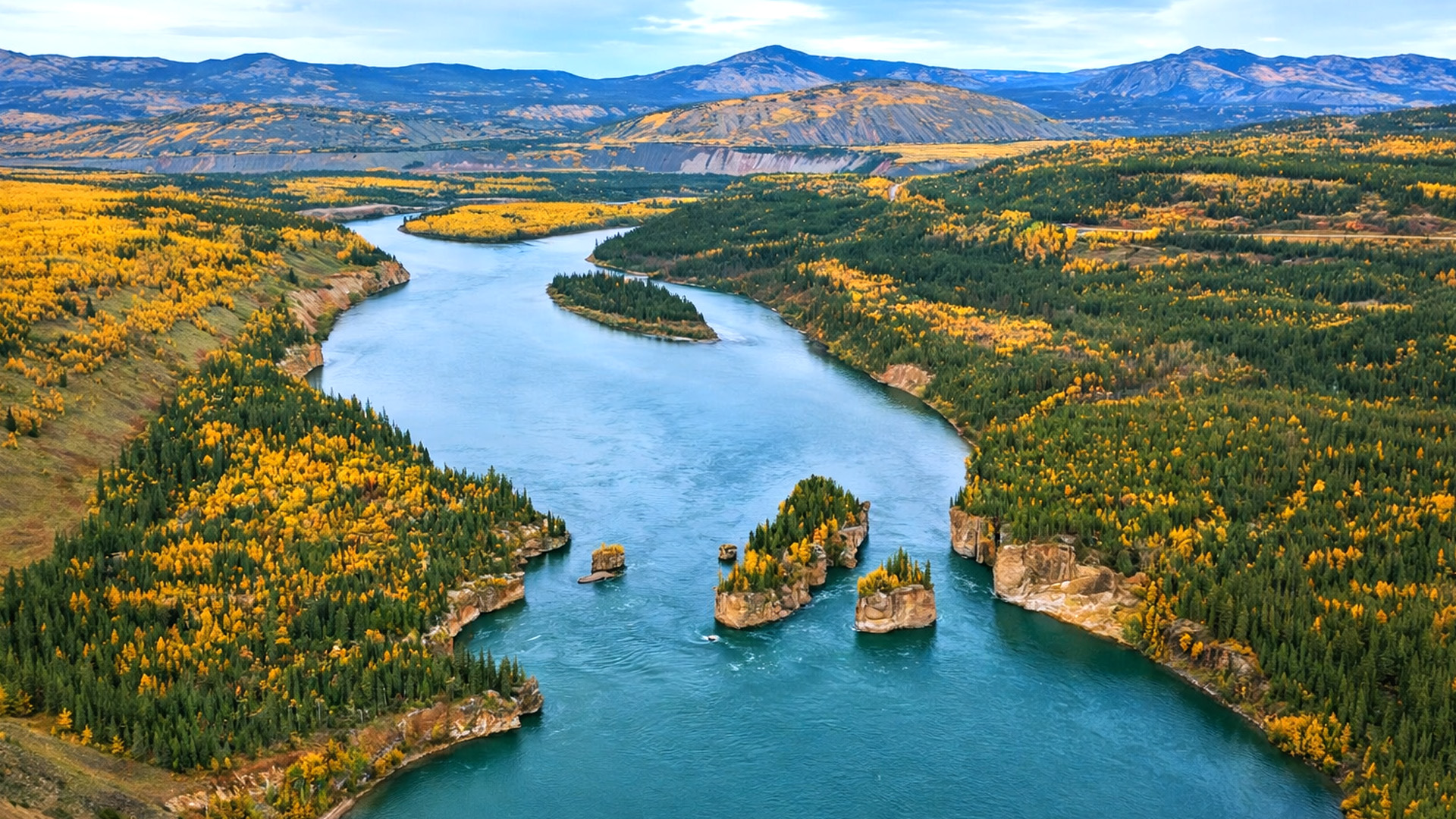 Un río imponente que se divide en cinco rápidos en el Yukon salvaje