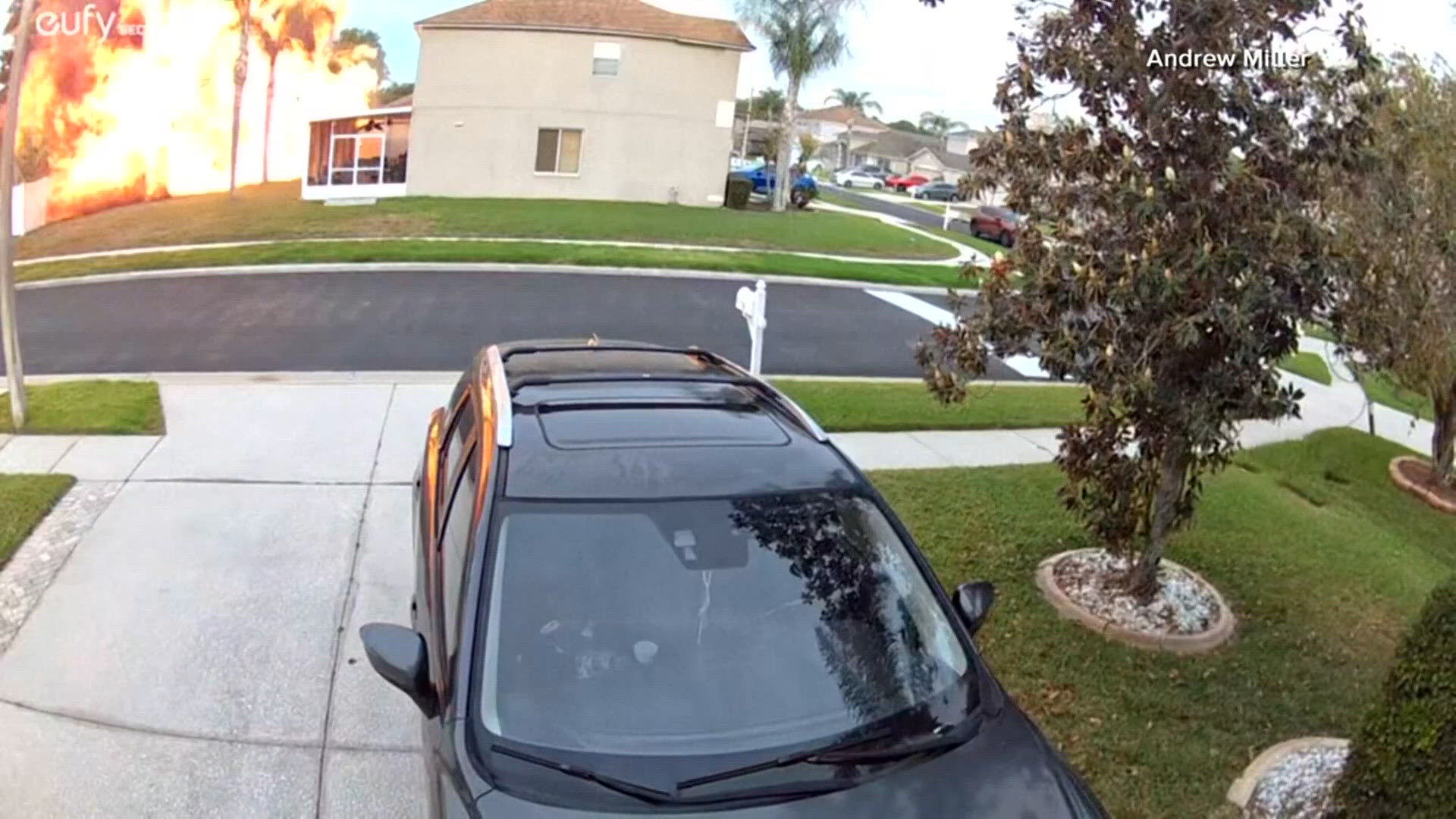 Small plane crashes into a backyard in Florida