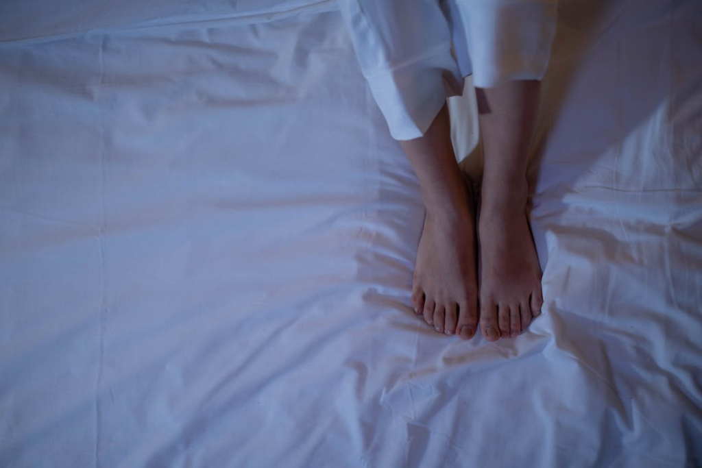 The benefits of rubbing garlic on feet before sleeping: Here’s what ...