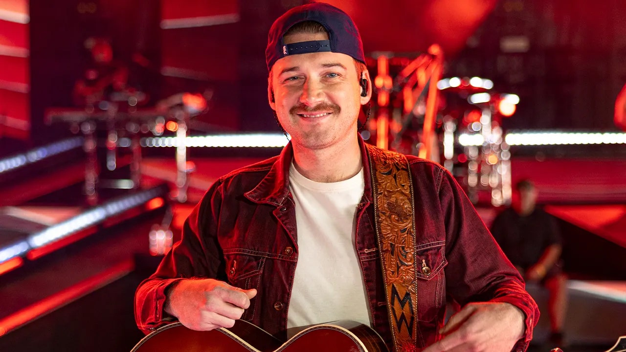 Country star Morgan Wallen walks out with Florida legend Tim Tebow ...