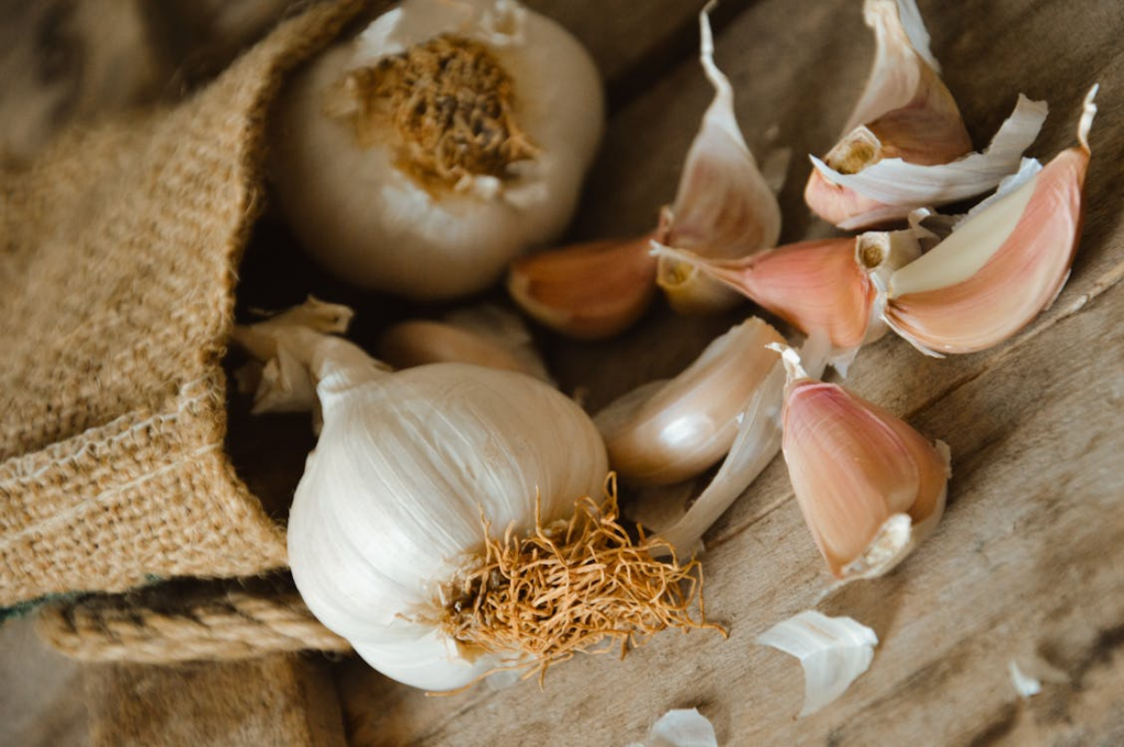 The benefits of rubbing garlic on feet before sleeping: Here’s what ...